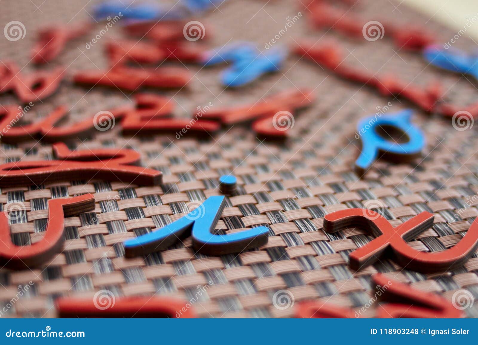 Letras Azules Y Rojas Al Azar Foto de archivo - Imagen de escritorio ...