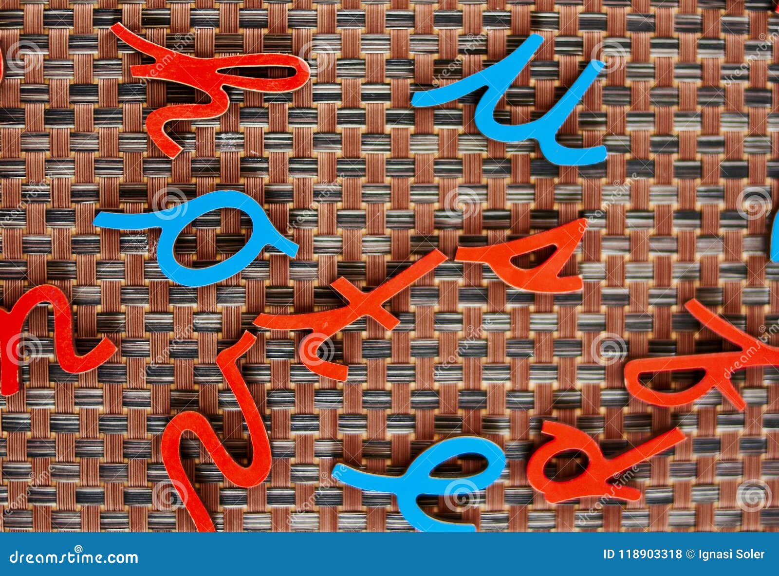 Letras Azules Y Rojas Al Azar Foto de archivo - Imagen de patio, aula ...