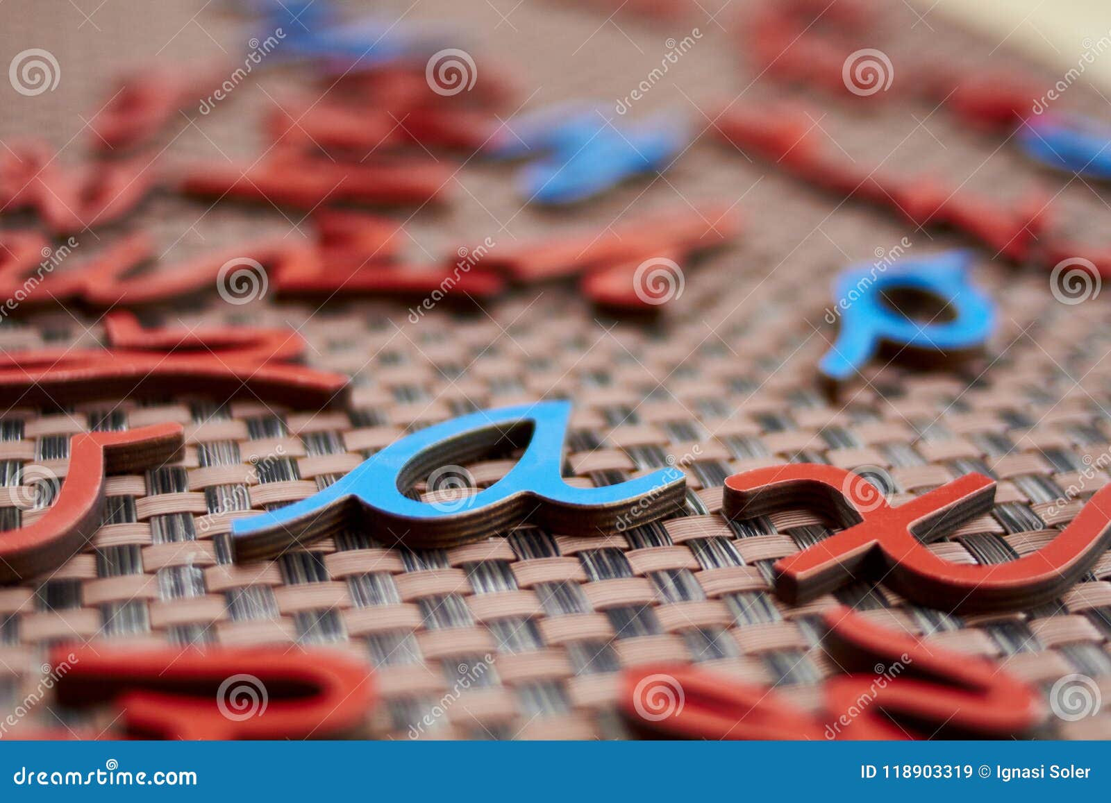 Letras Azules Y Rojas Al Azar Imagen de archivo - Imagen de montessori ...