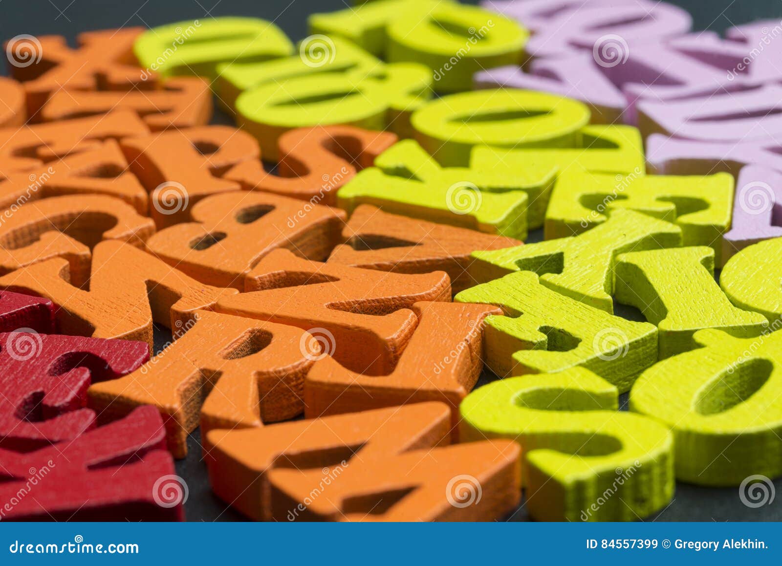 Letras de cores diferentes imagem de stock. Imagem de letras - 84557399