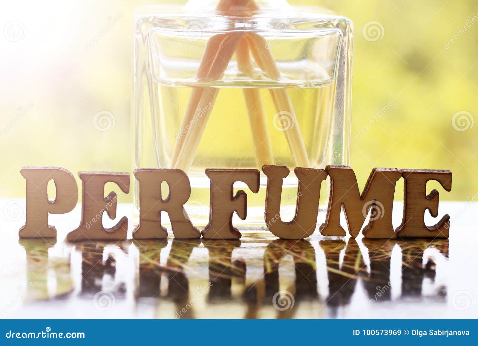 Letras De Madera Del Perfume Del Texto Con Luz Del Sol Hermosa Imagen ...