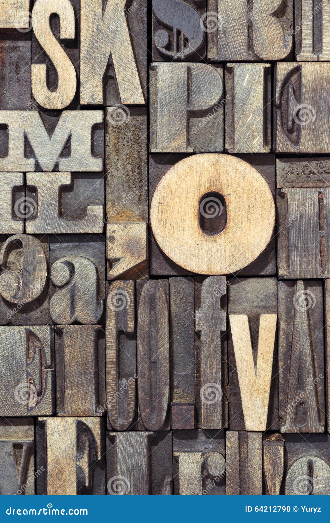 Letras De Madera Verticales Foto de archivo - Imagen de madera, carta ...