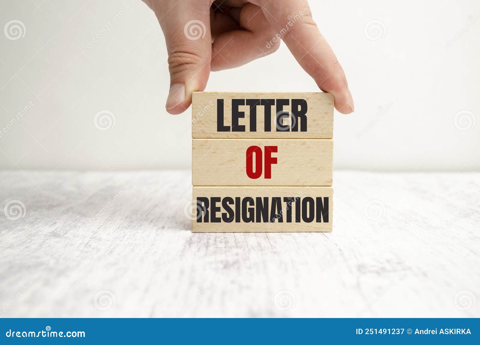 Letras De Renuncia En Bloques De Madera Imagen de archivo - Imagen de ...