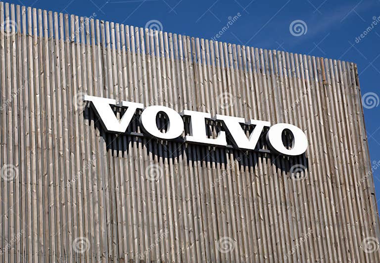 Letras De Volvo En Un Edificio De Madera Foto editorial - Imagen de ...
