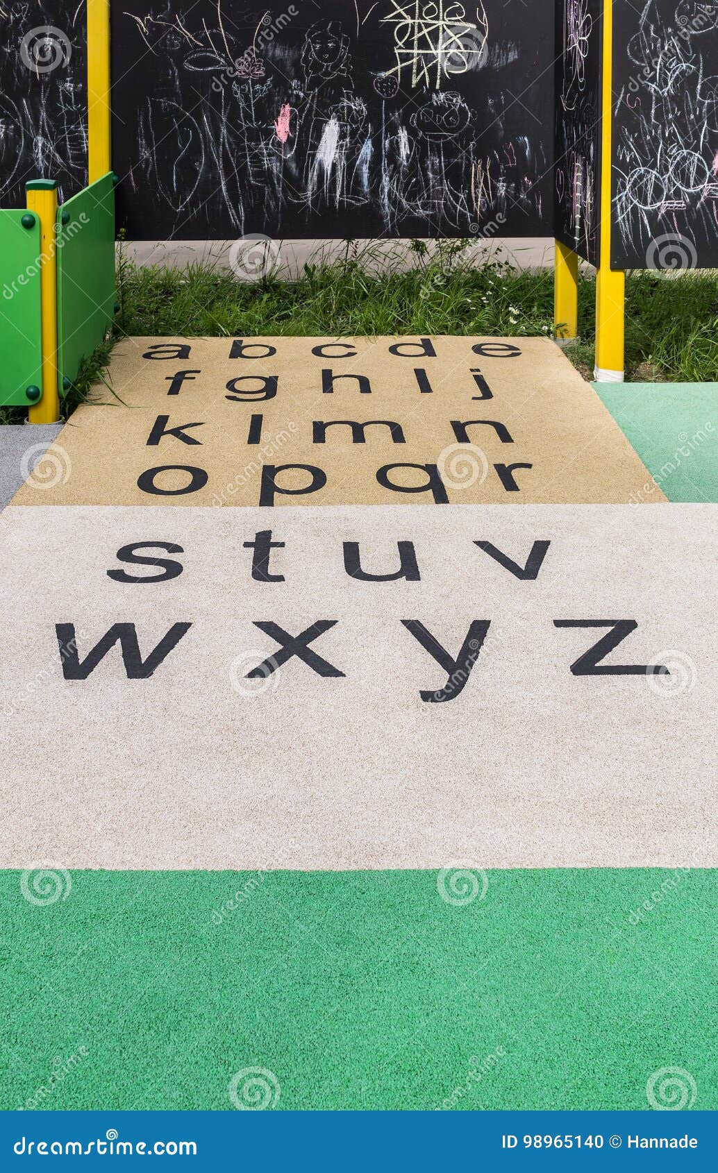 Letras en patio foto de archivo. Imagen de pizarra, negro - 98965140