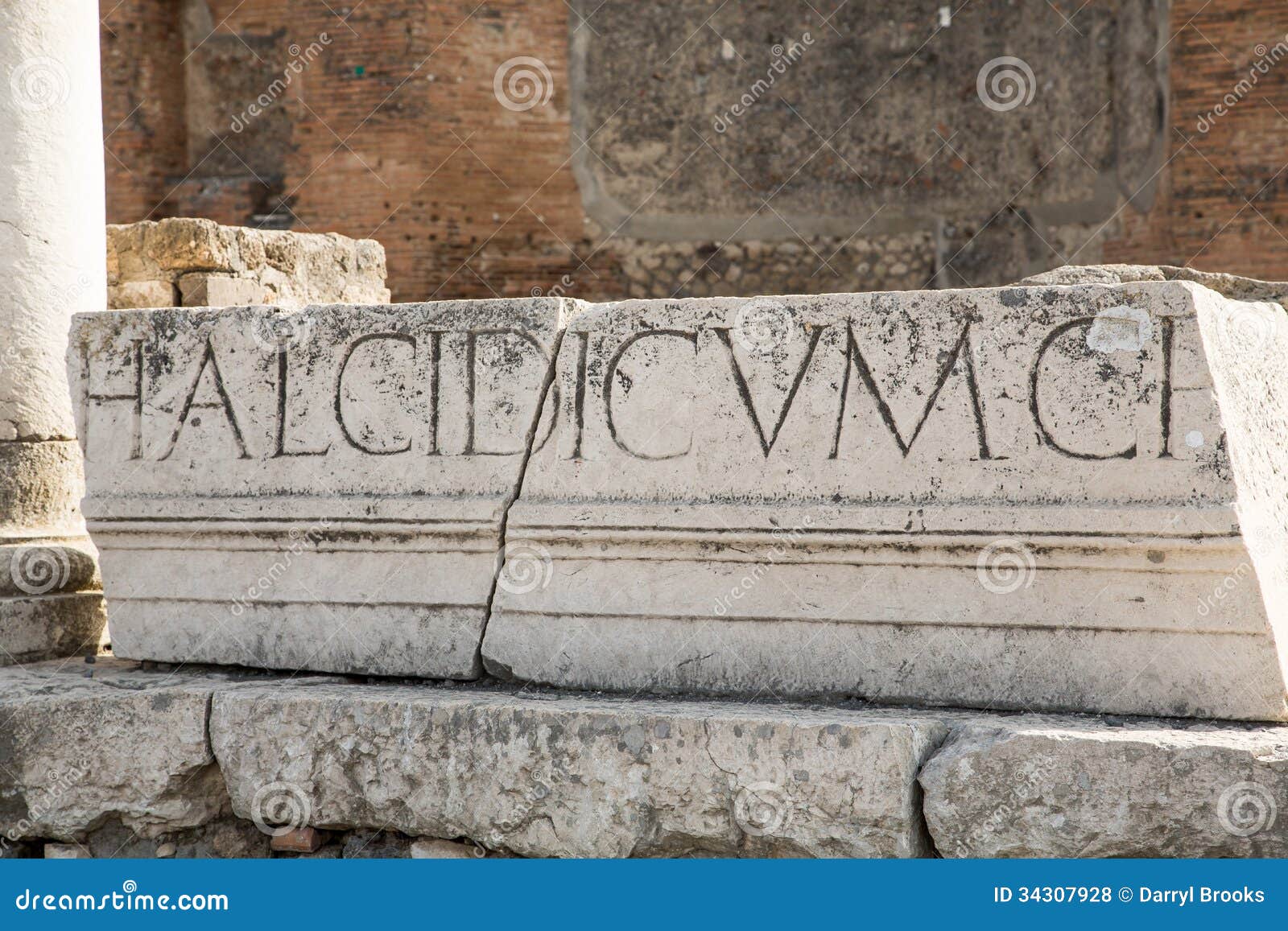 Letras Latinas En La Pared De Piedra Foto de archivo - Imagen de ...