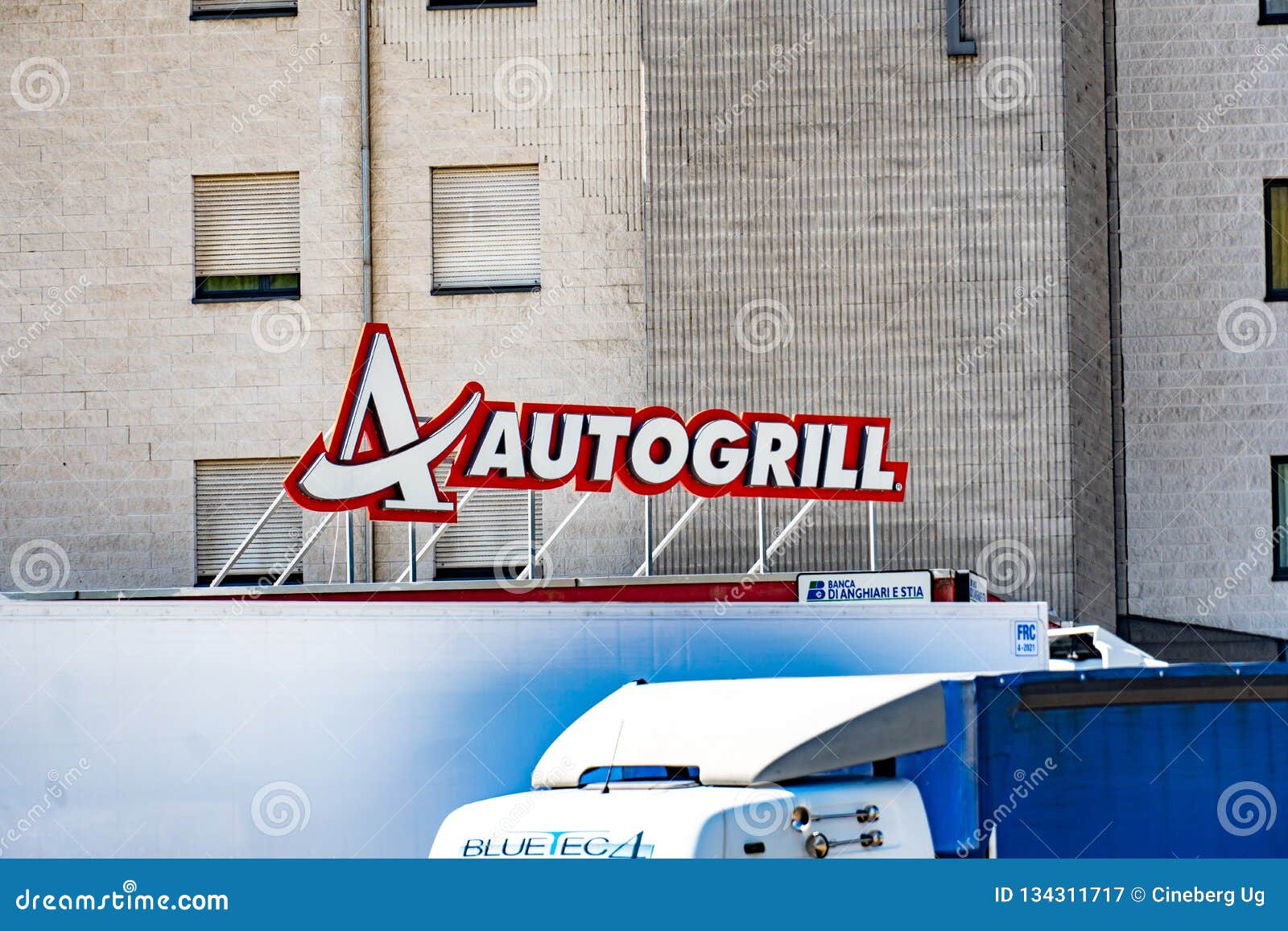 Letrero de Autogrill fotografía editorial. Imagen de enchufe - 134311717