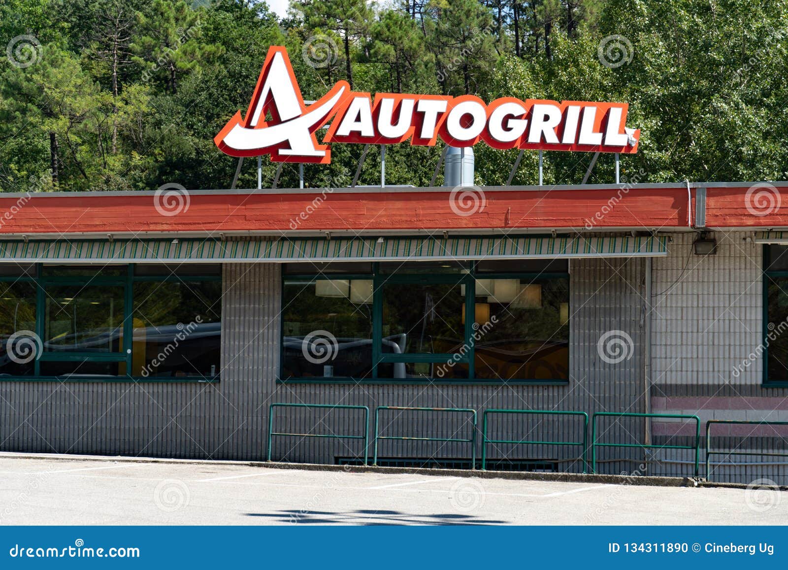 Letrero de Autogrill imagen editorial. Imagen de carretera - 134311890