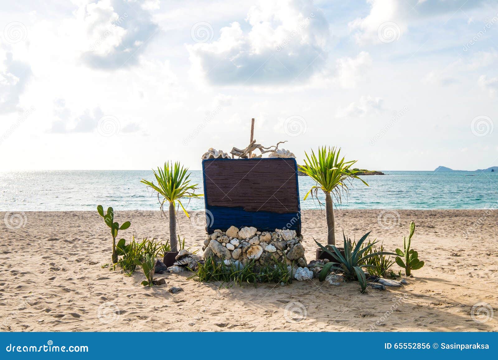 Letrero De Madera En La Playa Foto de archivo - Imagen de travieso ...
