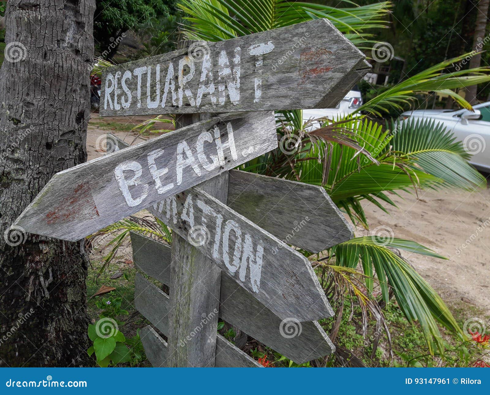 Letrero De Madera En La Playa Tropical Imagen de archivo - Imagen de ...
