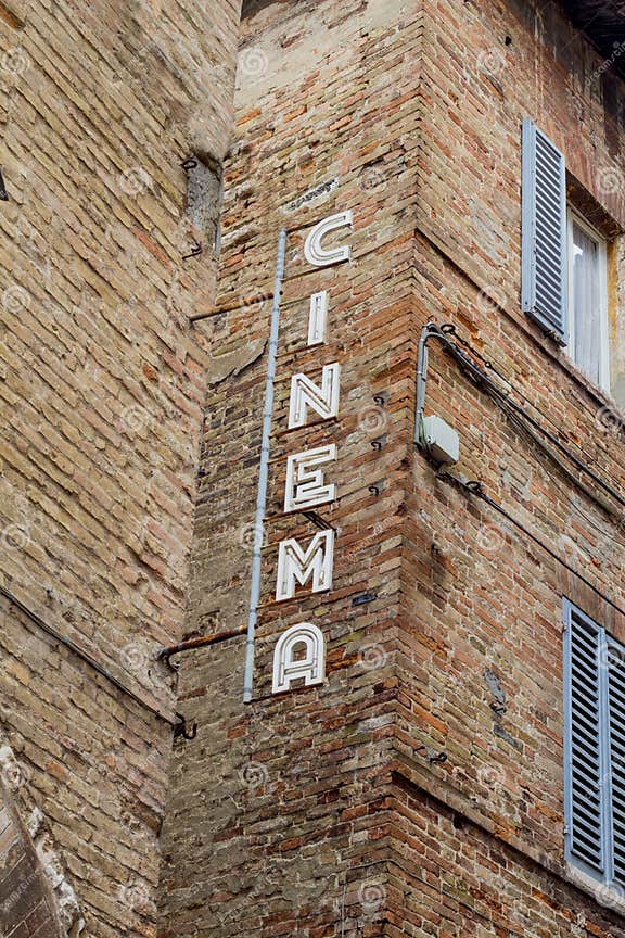 Letrero del cine imagen de archivo. Imagen de exterior - 47556857