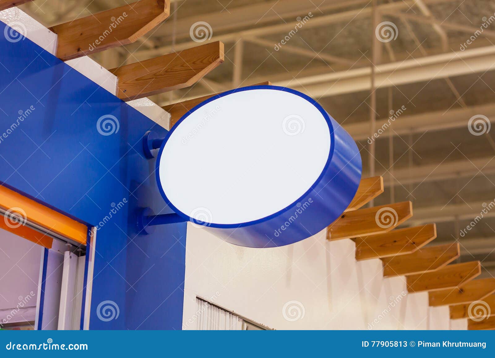 Letrero en blanco imagen de archivo. Imagen de cartelera - 77905813