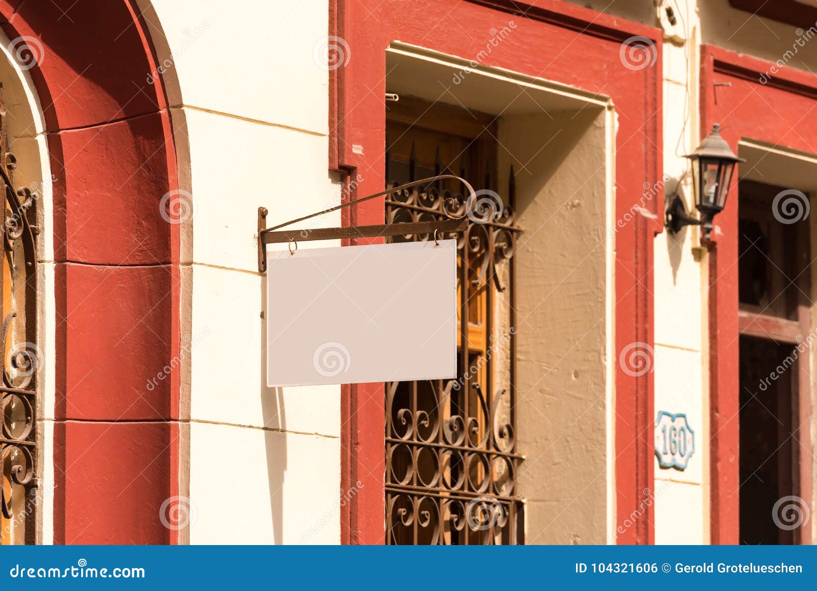 Letrero En La Fachada Del Edificio, La Habana, Cuba Primer Foto de ...