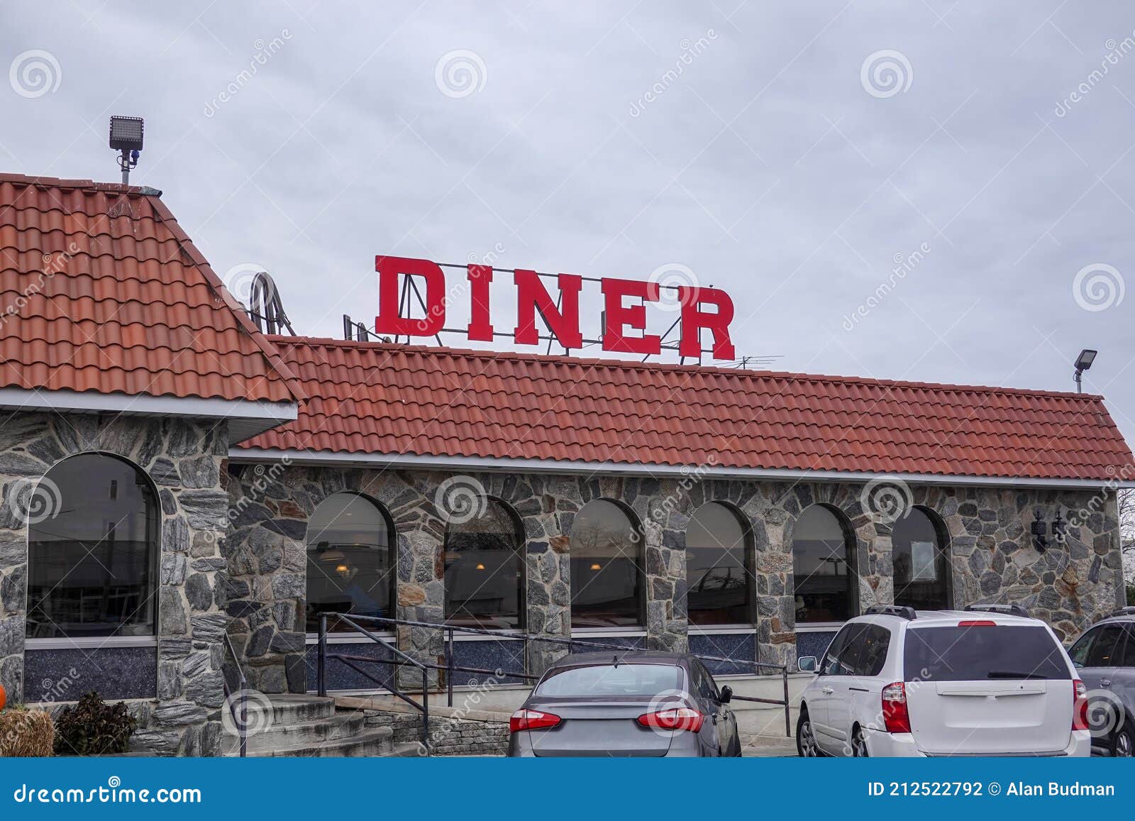 Letrero Rojo En El Techo De Tejas De Un Edificio Foto de archivo ...