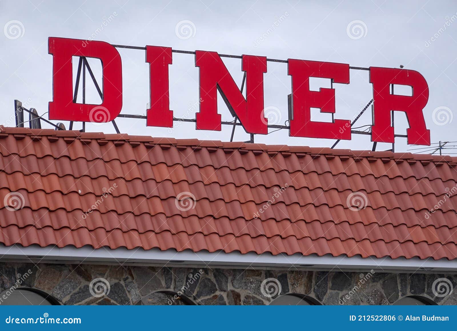 Letrero Rojo En El Techo De Tejas De Un Edificio Foto de archivo ...