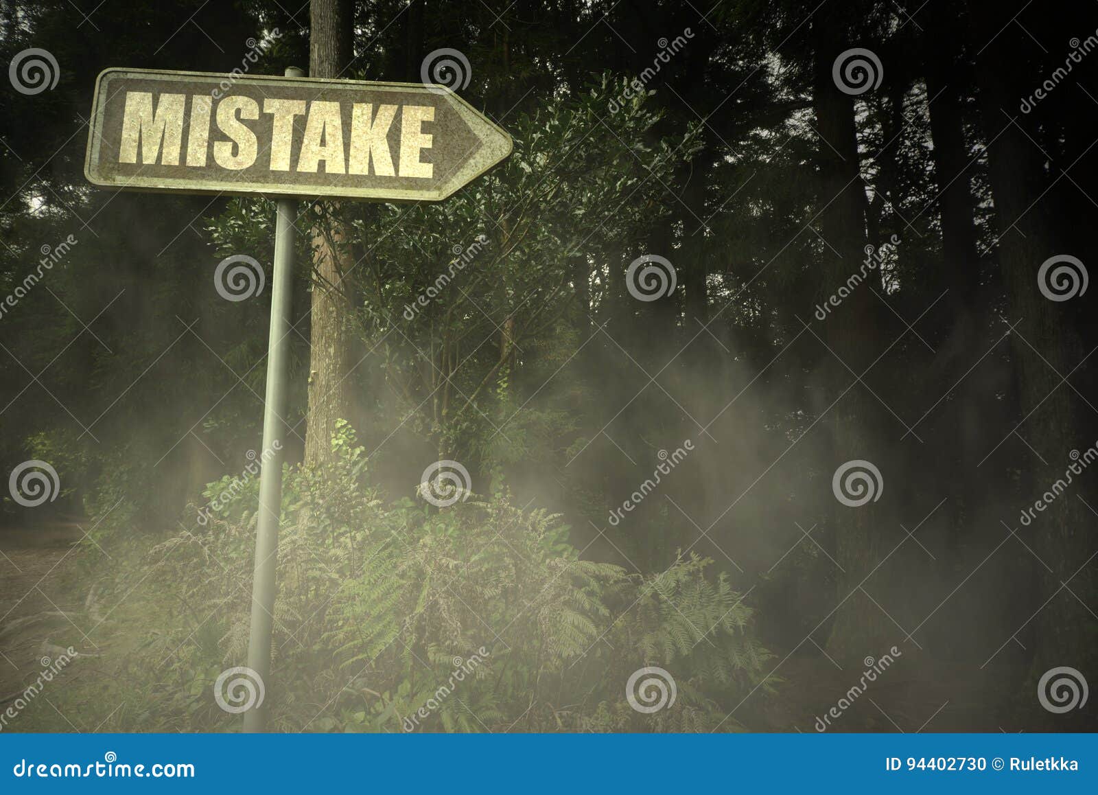 Letrero Viejo Con Error Del Texto Cerca Del Bosque Siniestro Foto de ...