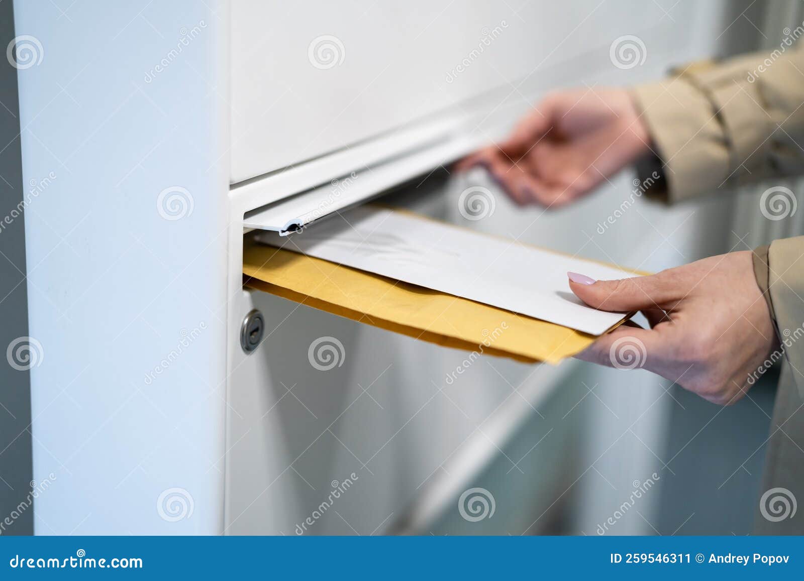 Lettera Di Invio Documento Busta Nella Cassetta Postale Immagine Stock ...