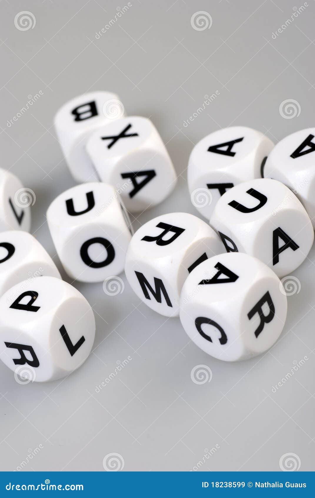 Lettere dei dadi immagine stock. Immagine di immagine - 18238599