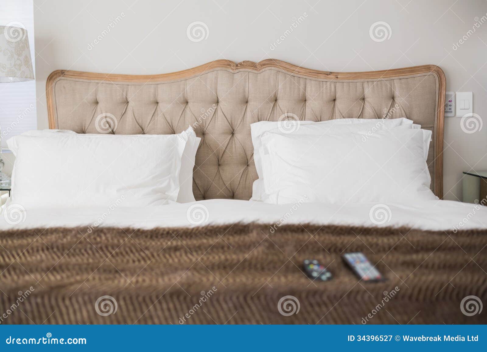 Letto Matrimoniale Comodo in Una Camera Di Albergo Immagine Stock ...