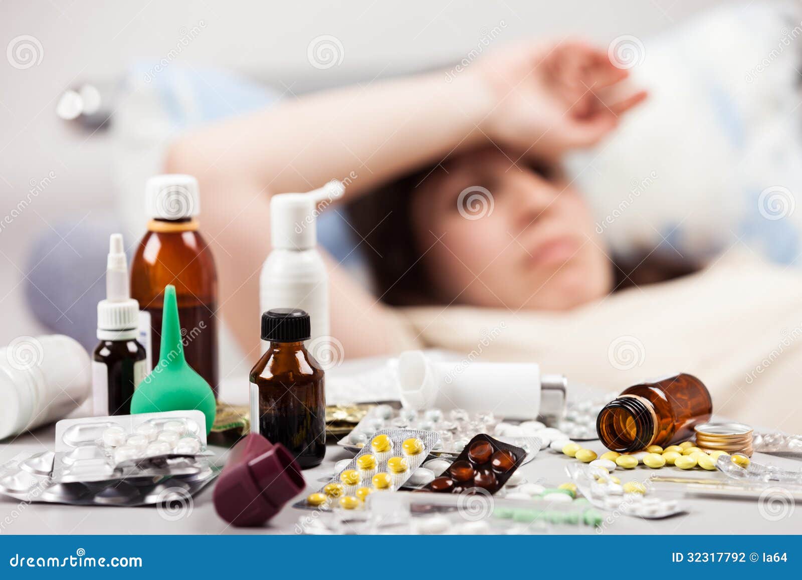 Letto Paziente Riposarsi Della Donna Indisposta Fotografia Stock ...