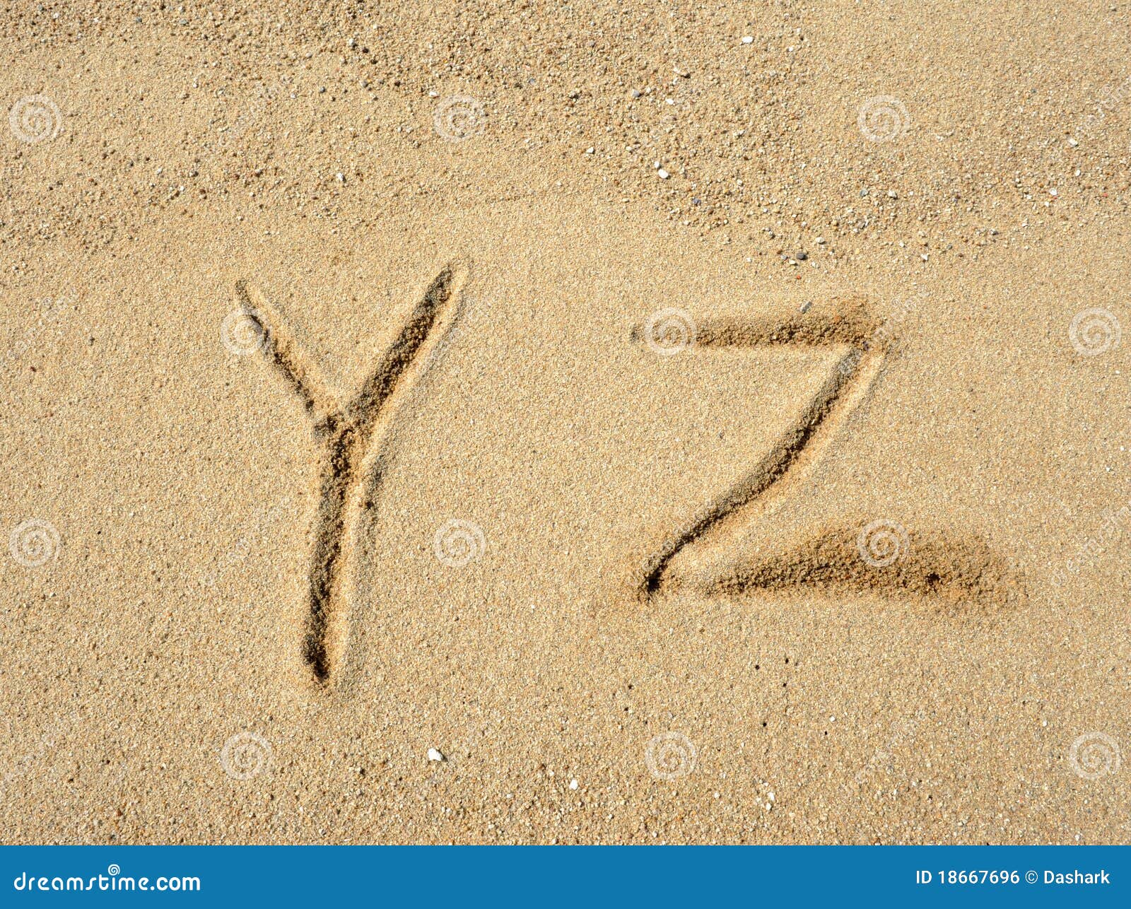 Lettres D'alphabet En Sable Sur La Plage Photo stock - Image du découpé ...