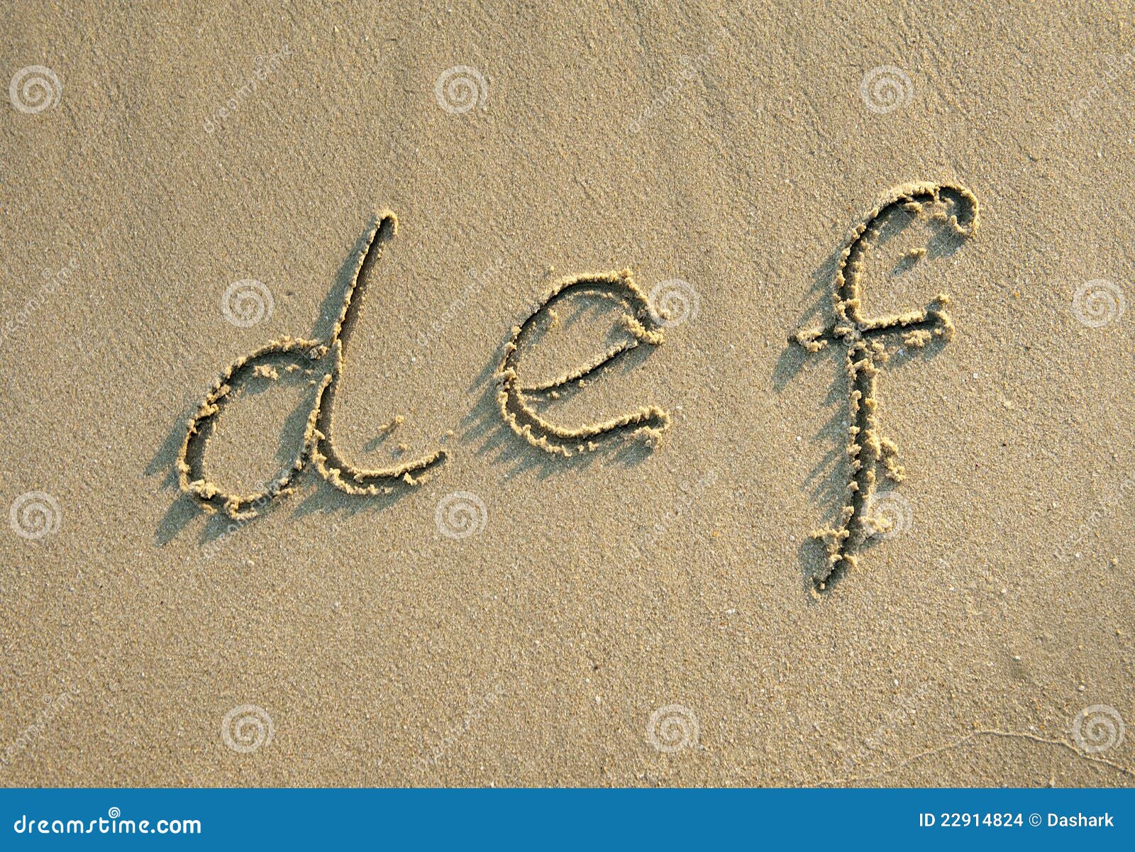 Lettres D'alphabet En Sable Sur La Plage Photo stock - Image du nature ...