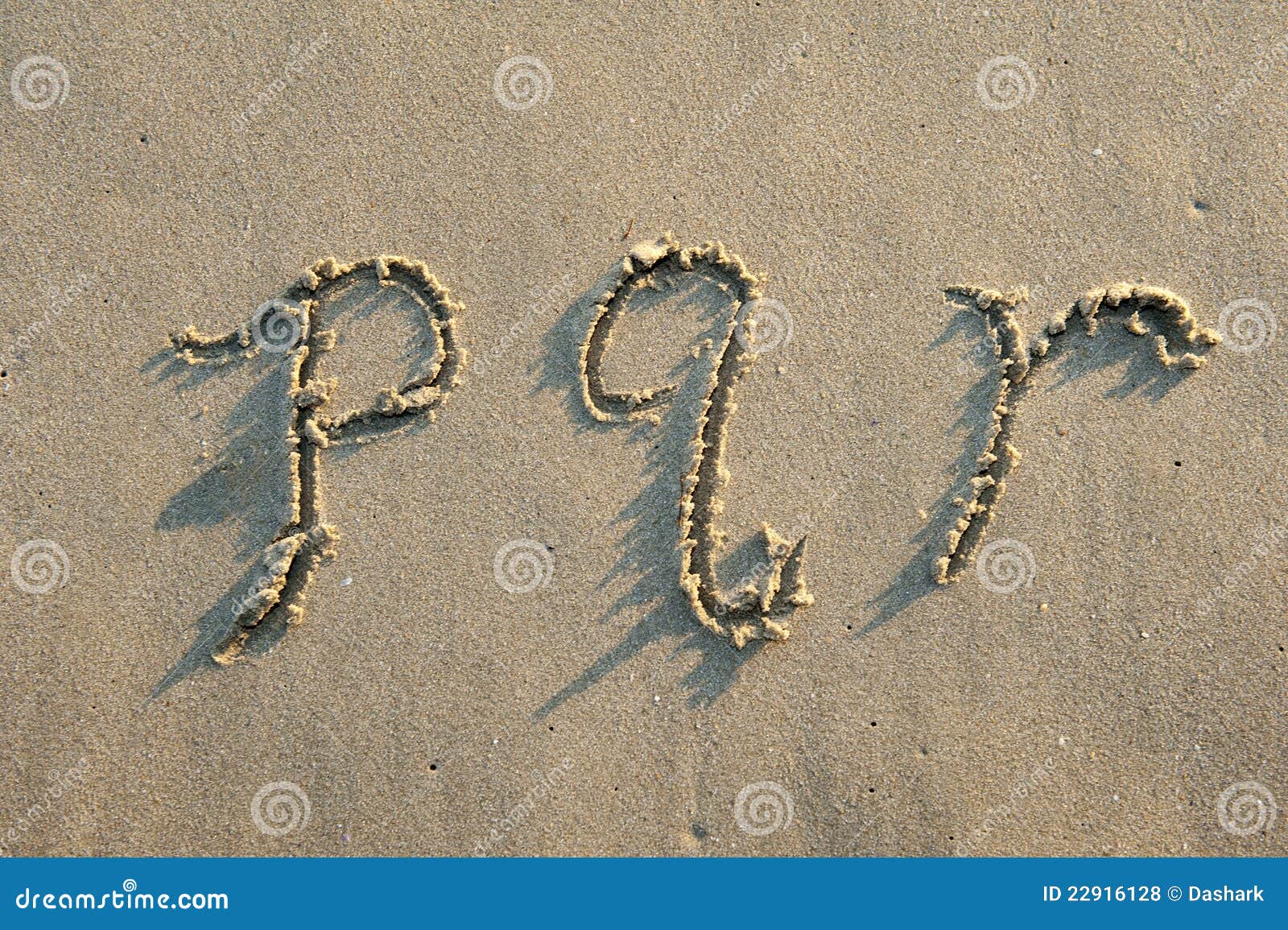 Lettres D'alphabet En Sable Sur La Plage Photo stock - Image du découpé ...