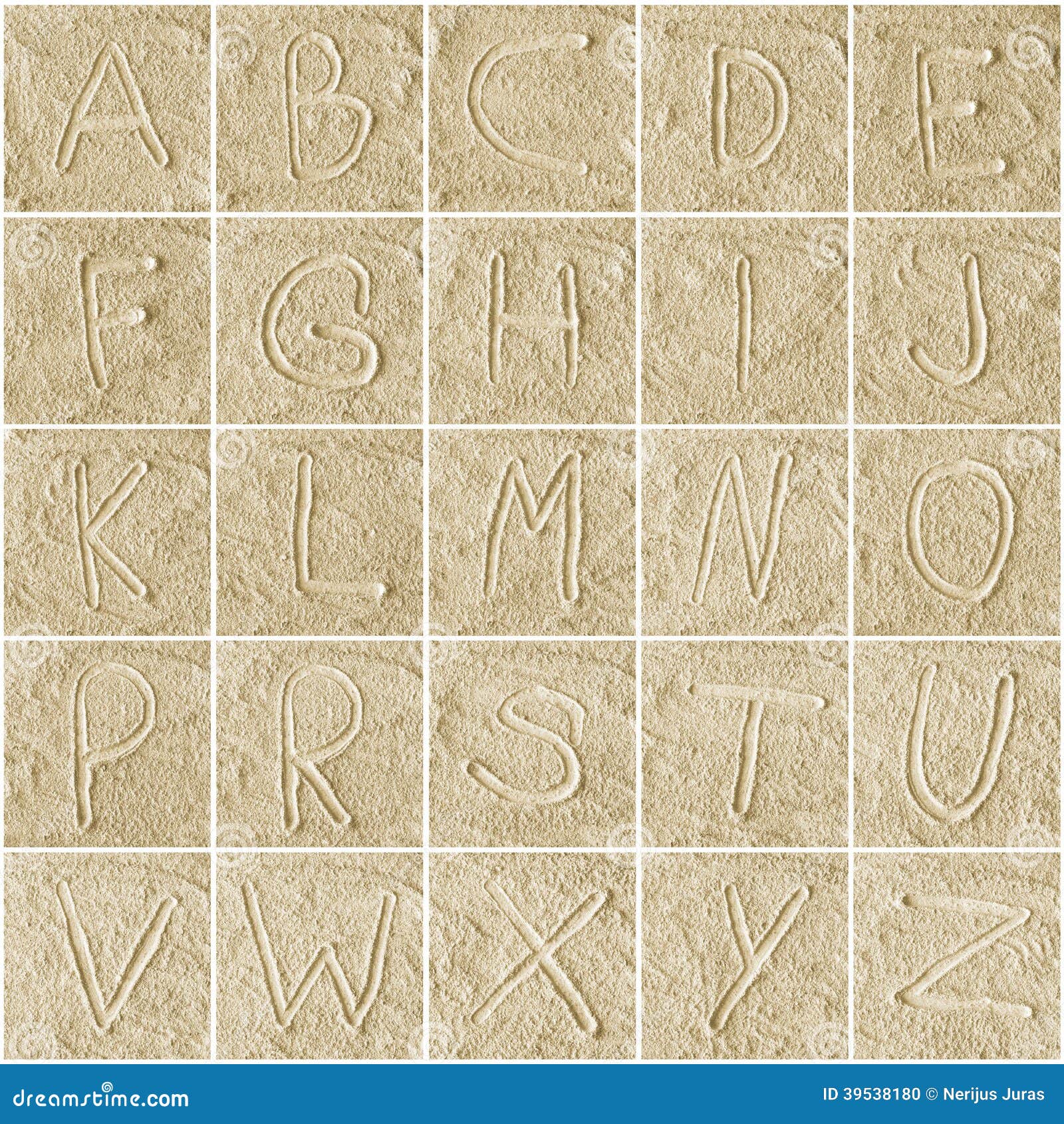 Lettres Manuscrites D'alphabet Sur Le Sable Photo stock - Image du ...