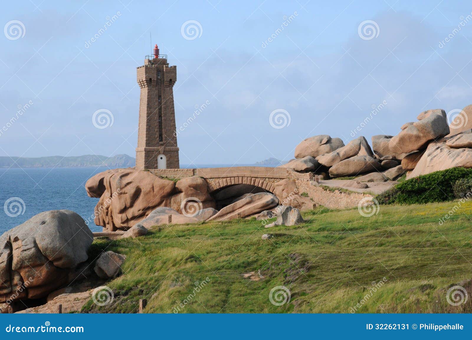 Leuchtturm Von Ploumanach in Bretagne Stockbild - Bild von rosa ...