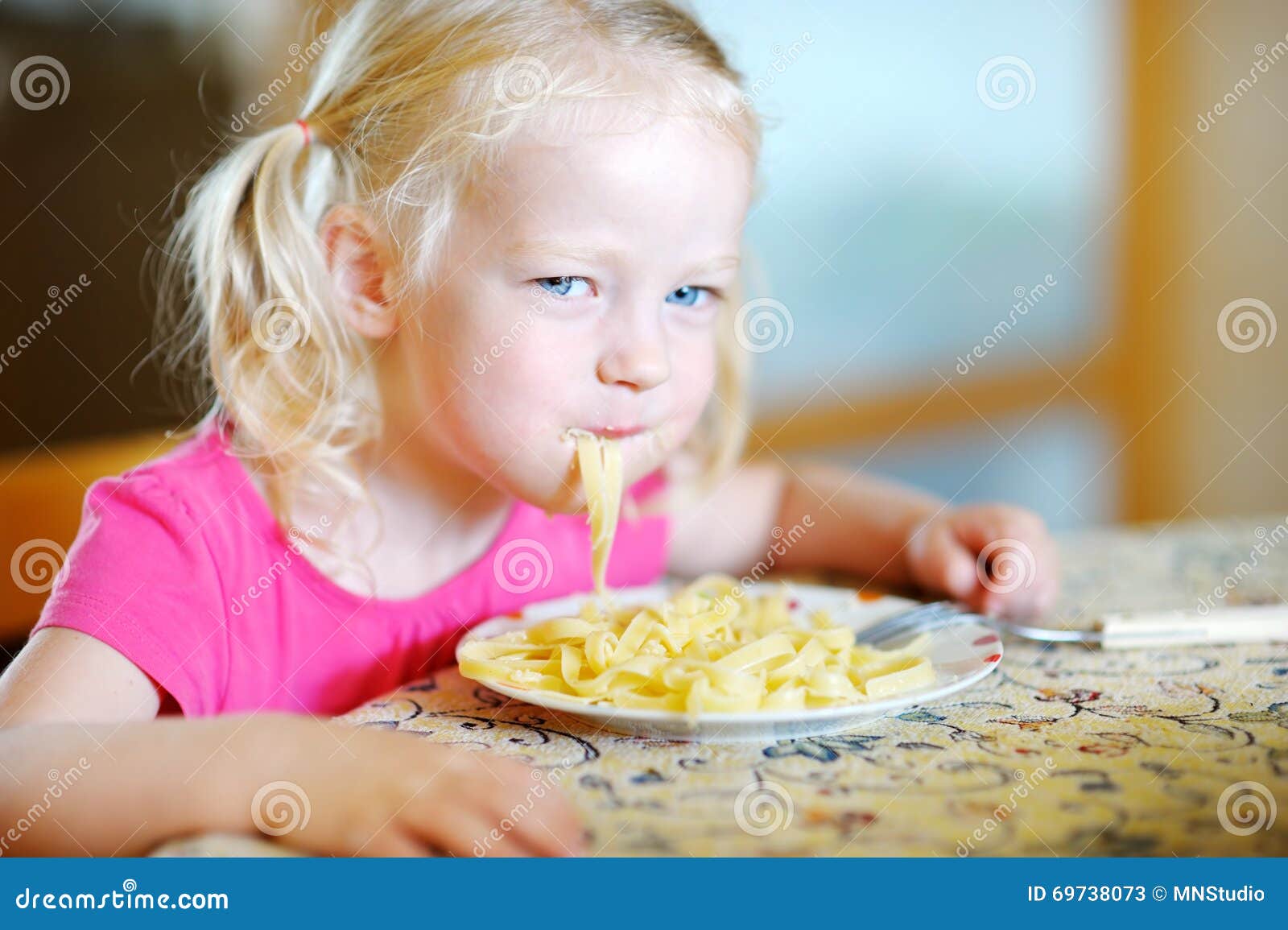 Leuk Grappig Meisje Die Spaghetti Eten Stock Afbeelding - Image of ...