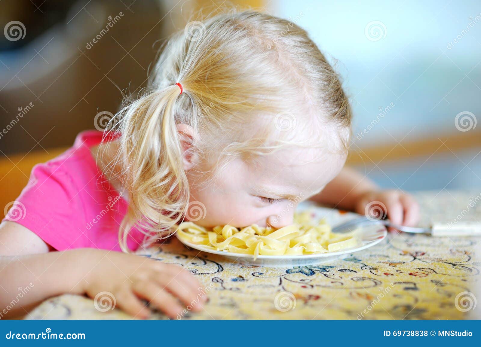 Leuk Grappig Meisje Die Spaghetti Eten Stock Foto - Image of koffie ...