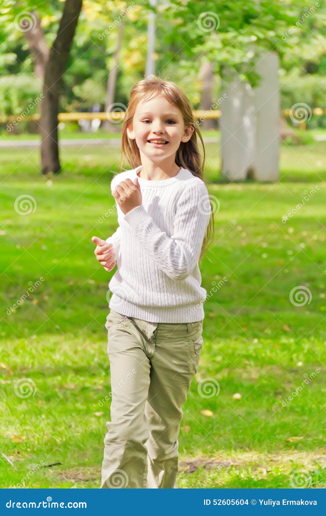 Leuk lopend meisje stock foto. Image of actie, kind, activiteit - 52605604