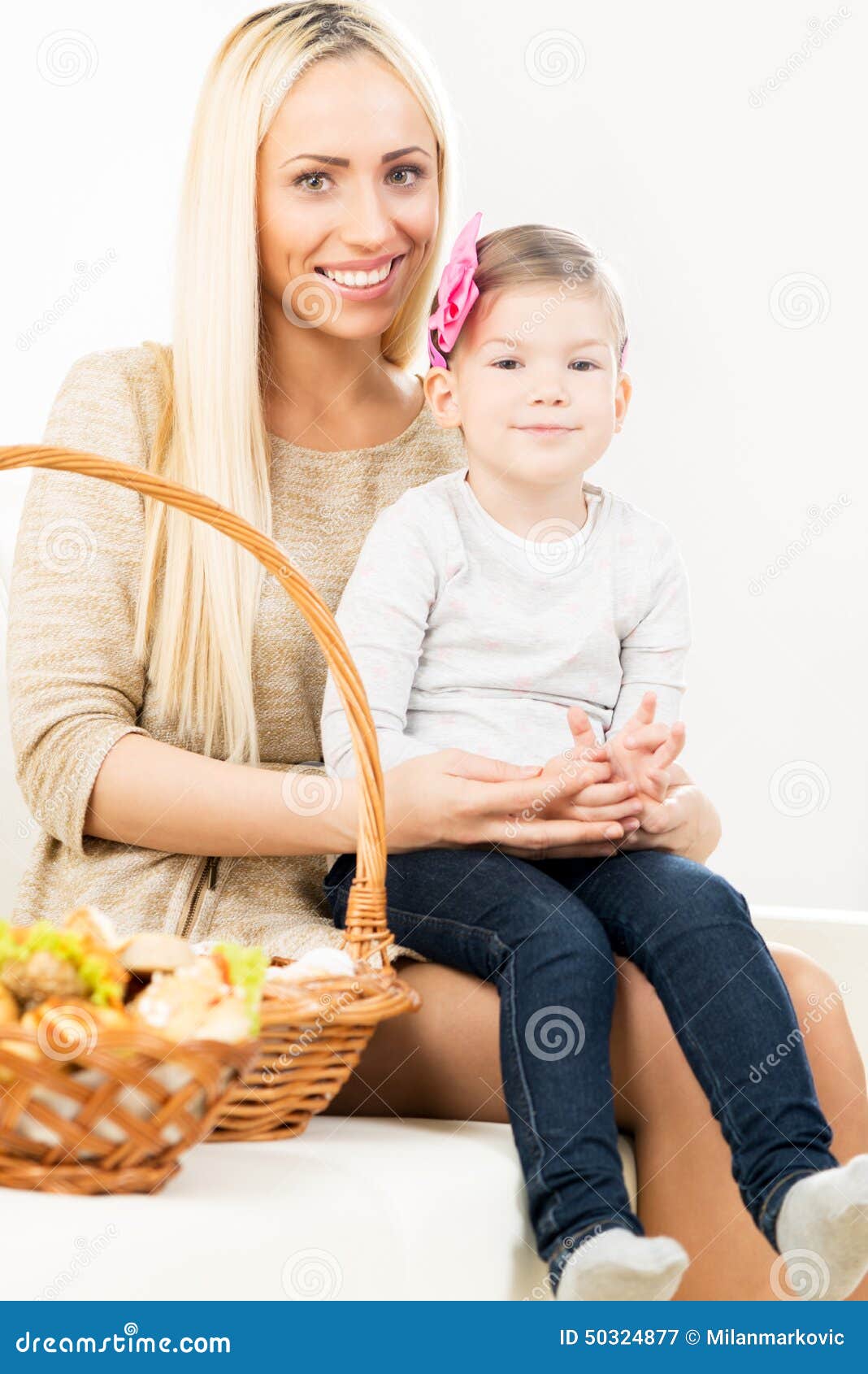 Leuk Mamma Met Zoete Dochter Stock Afbeelding - Image of meisje ...