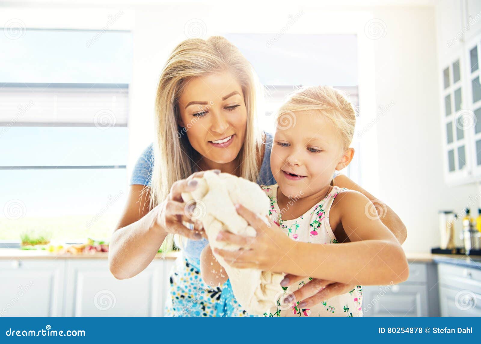 Leuk Meisje Het Kneden Deeg Met Haar Moeder Stock Foto - Image of ...