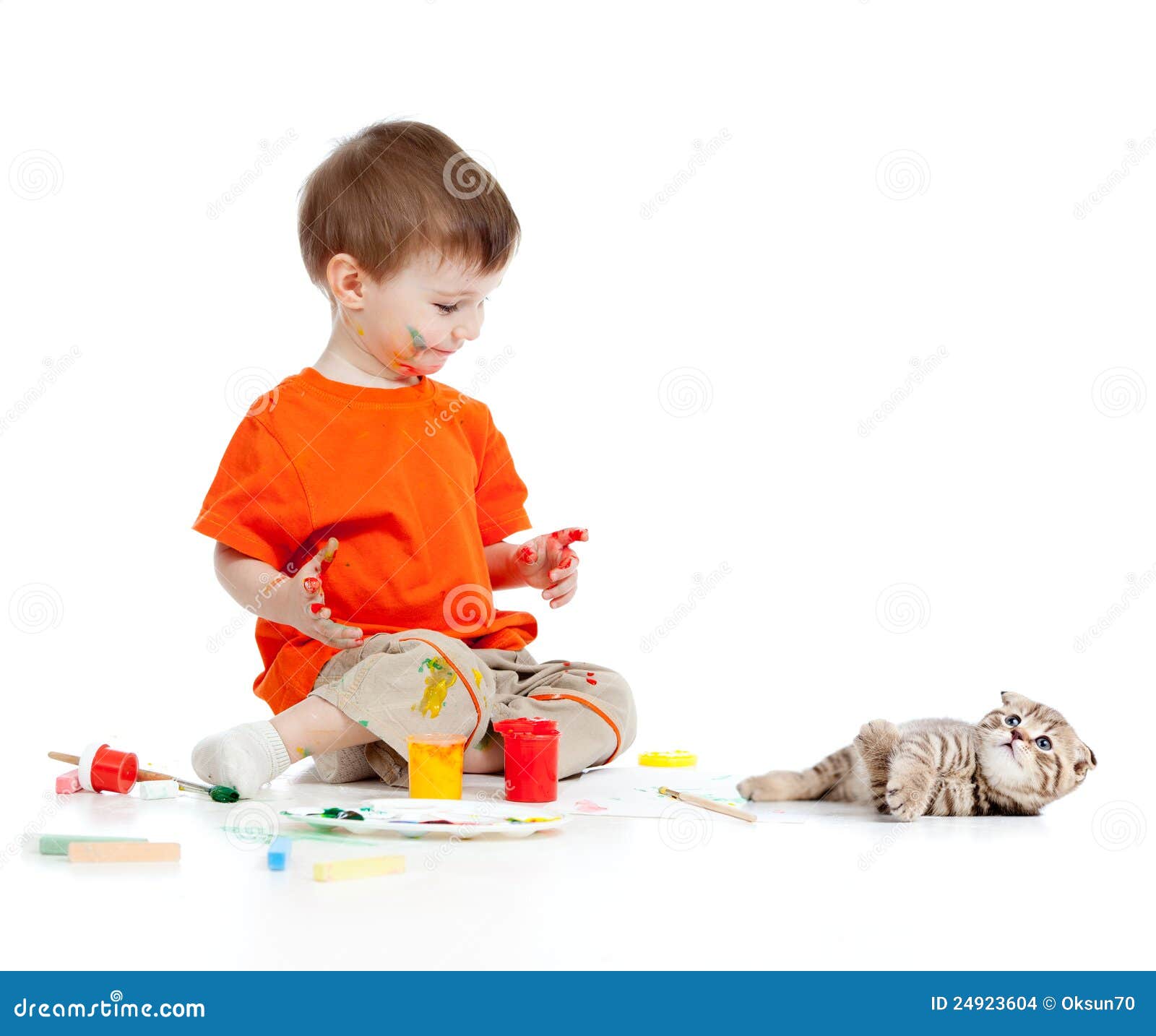 Leuk Vuil Kind Dat Met Verven Kat Bekijkt Stock Foto - Image of mensen ...