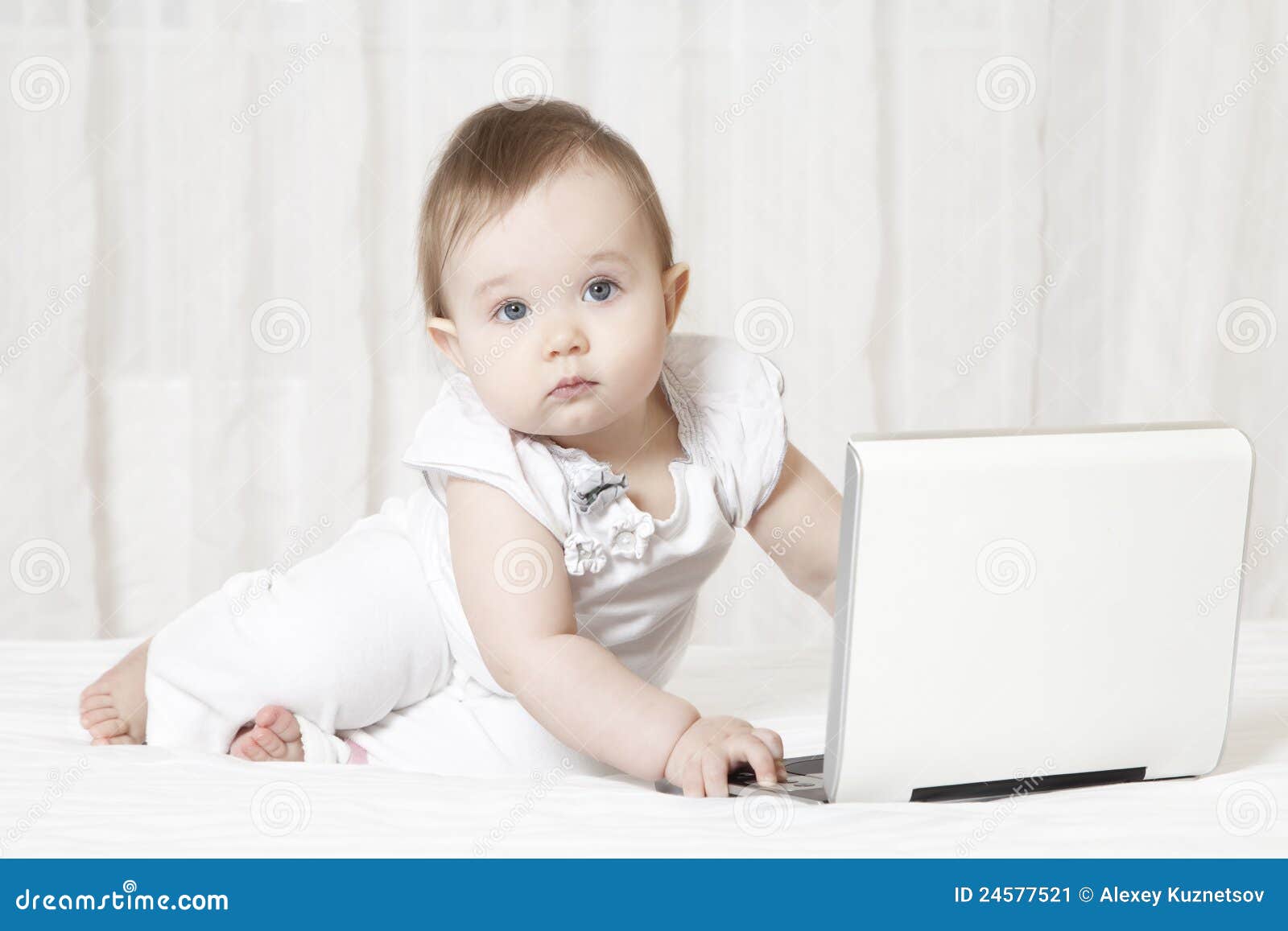 Leuke Baby achter laptop stock afbeelding. Image of kleur - 24577521
