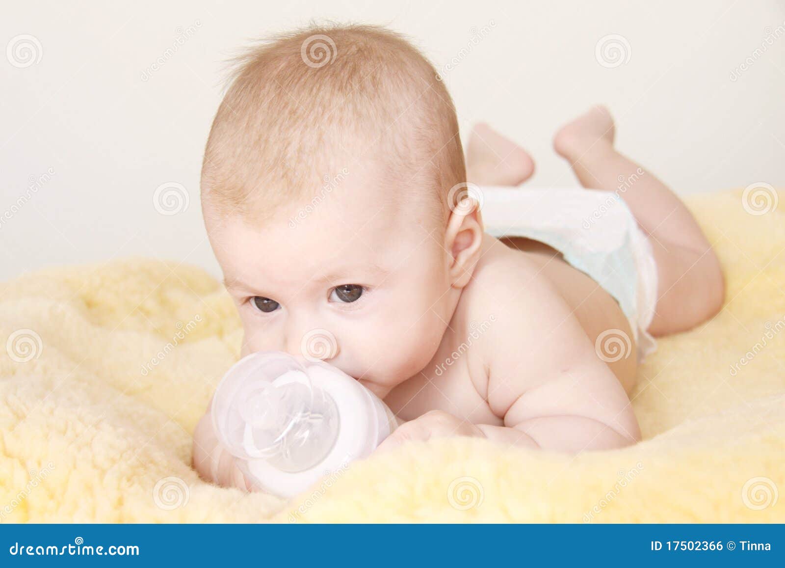 Leuke baby met fles melk stock foto. Image of leuk, onschuldig - 17502366