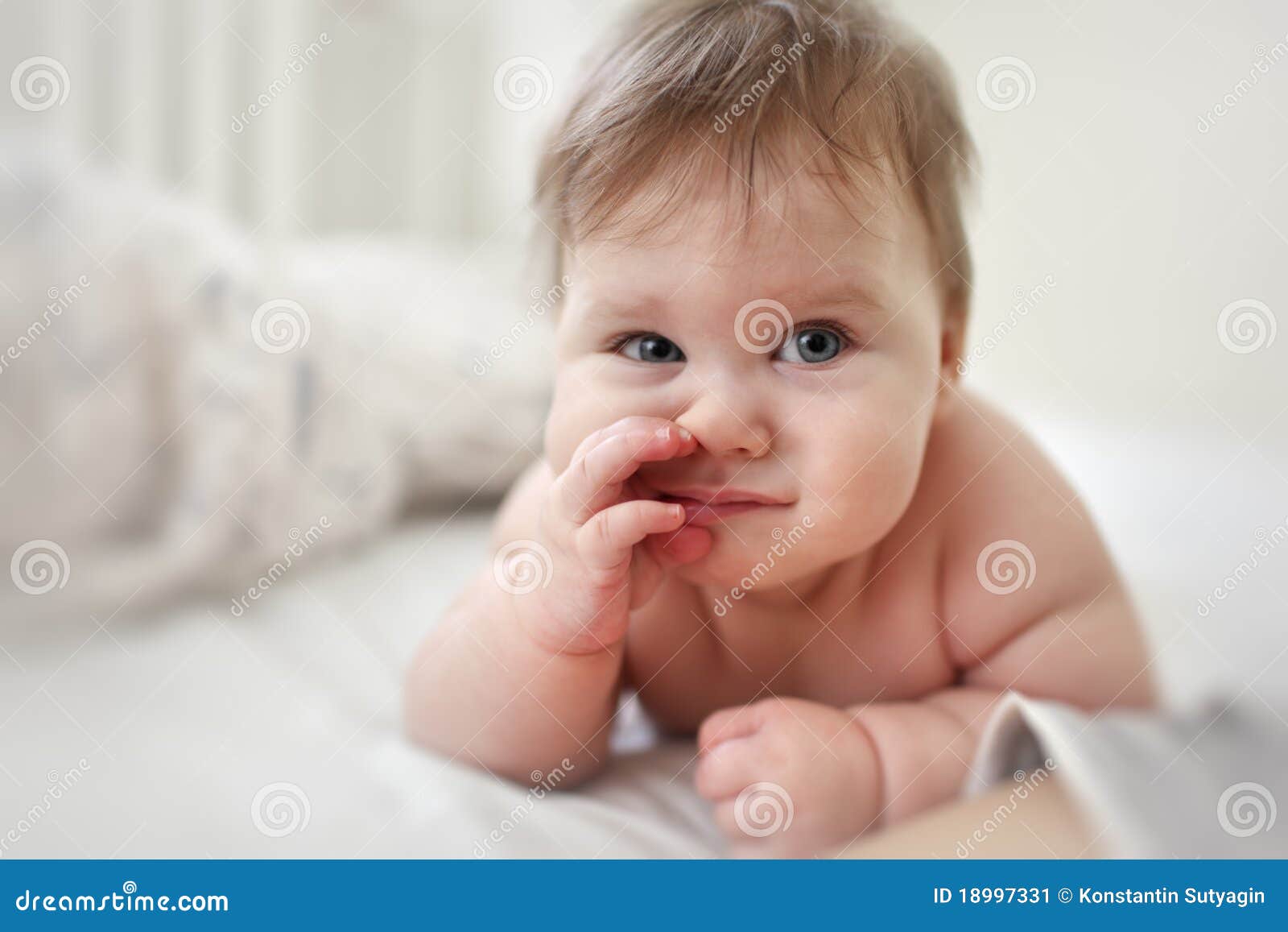 Leuke grappige baby stock afbeelding. Image of jongen - 18997331