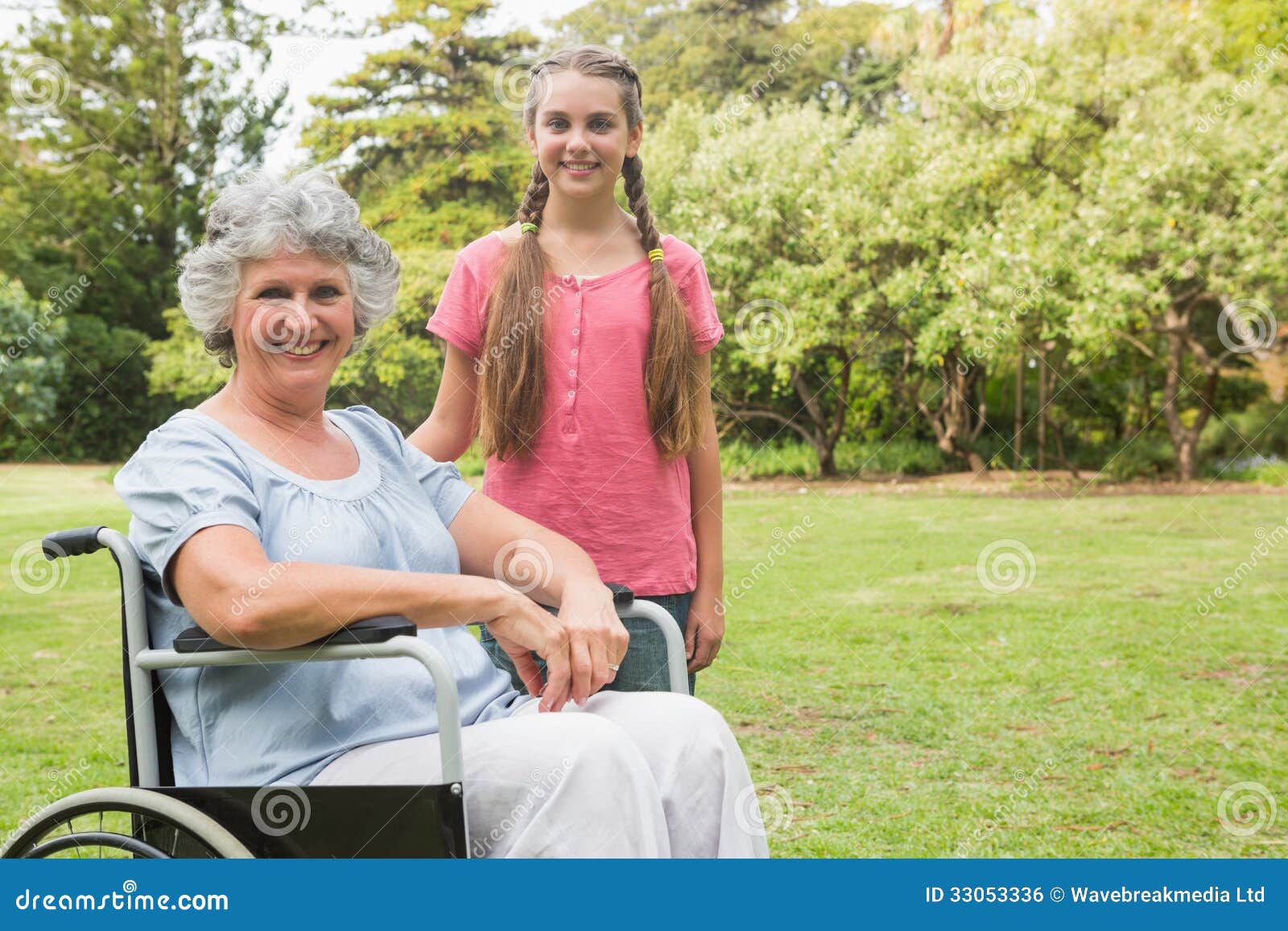 Leuke Kleindochter Met Grootmoeder in Haar Rolstoel Stock Foto - Image ...