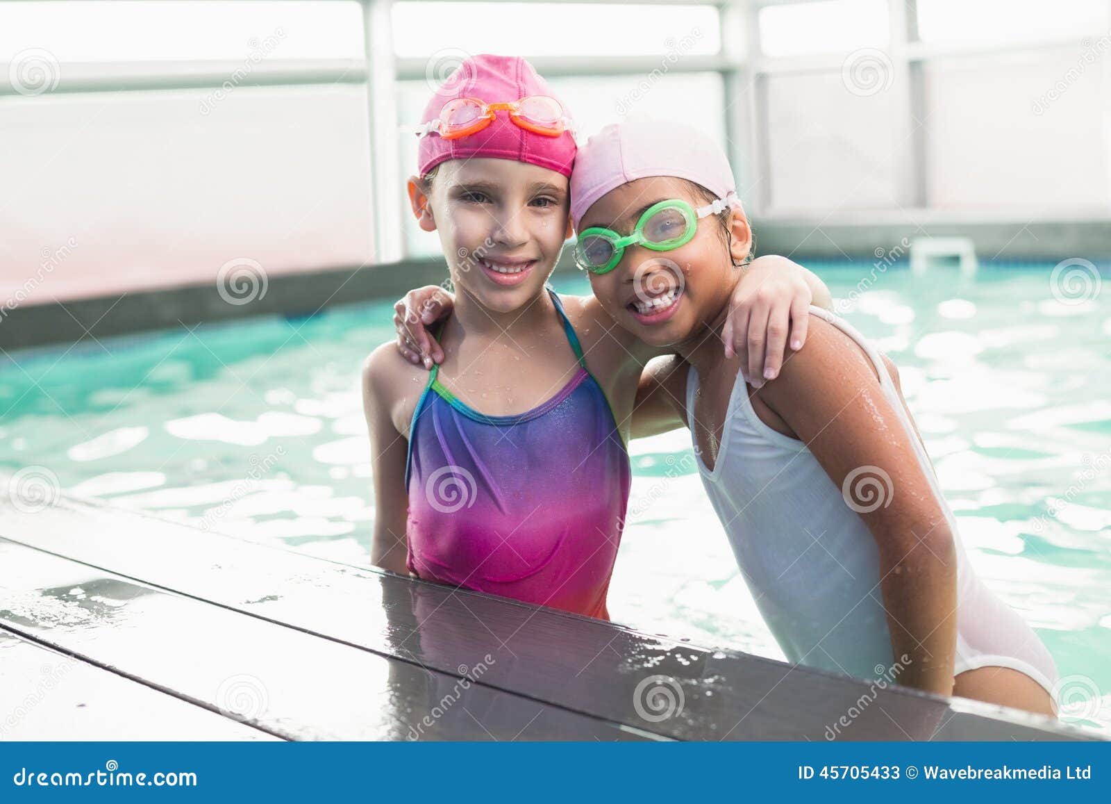 Leuke Meisjes in Het Zwembad Stock Afbeelding - Image of centrum ...