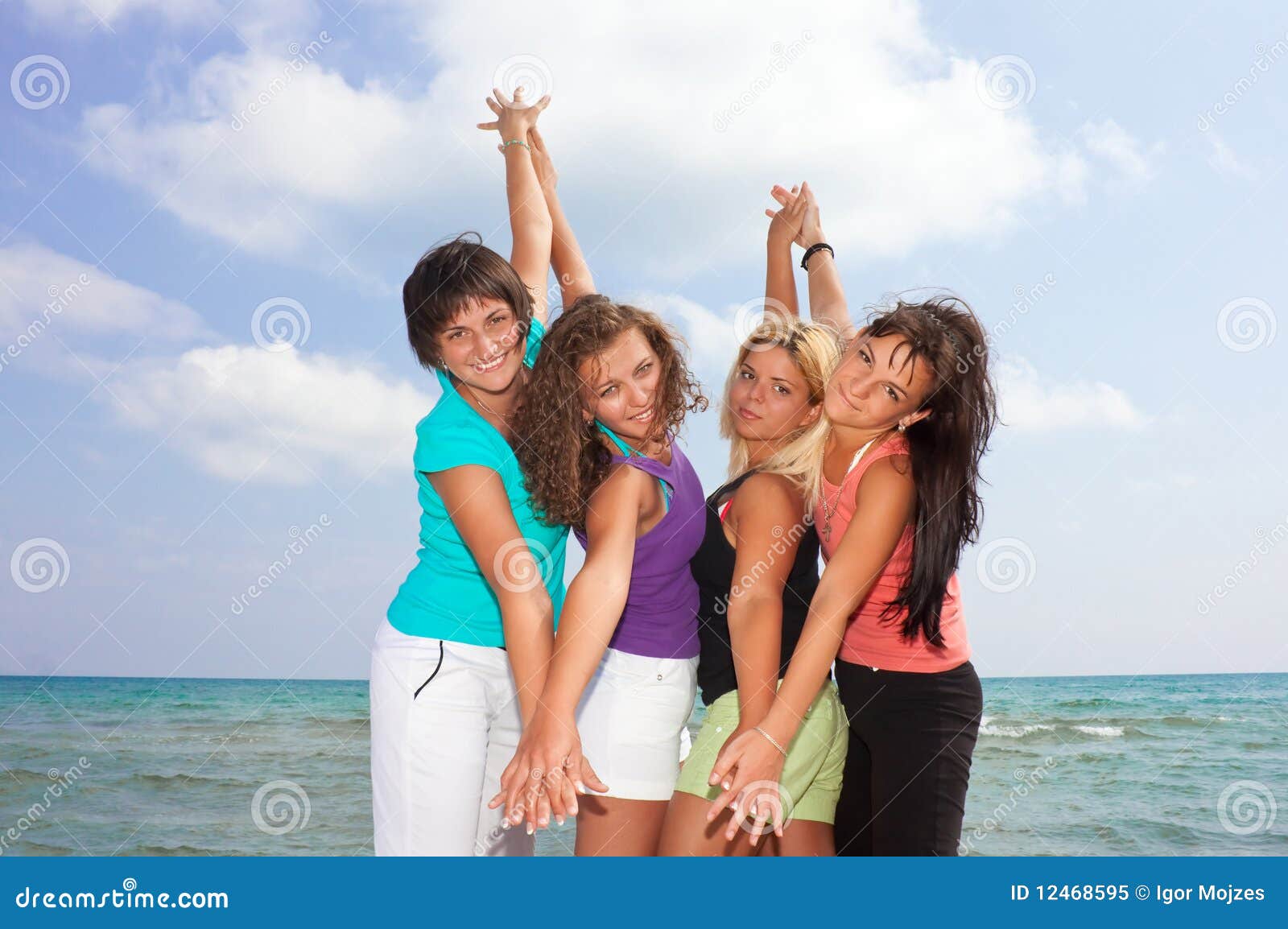 Leuke Meisjes Op Het Strand Stock Afbeelding - Image of openlucht ...