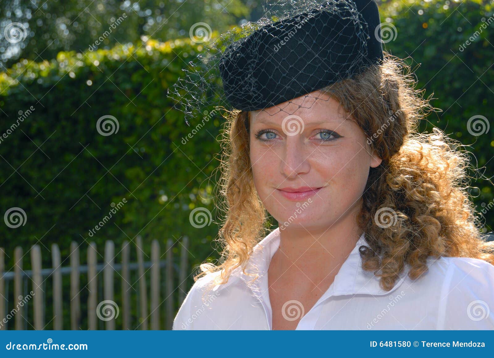 Leuke Roodharige in De Hoed Van Het Jaren '50pillendoosje Stock Foto ...