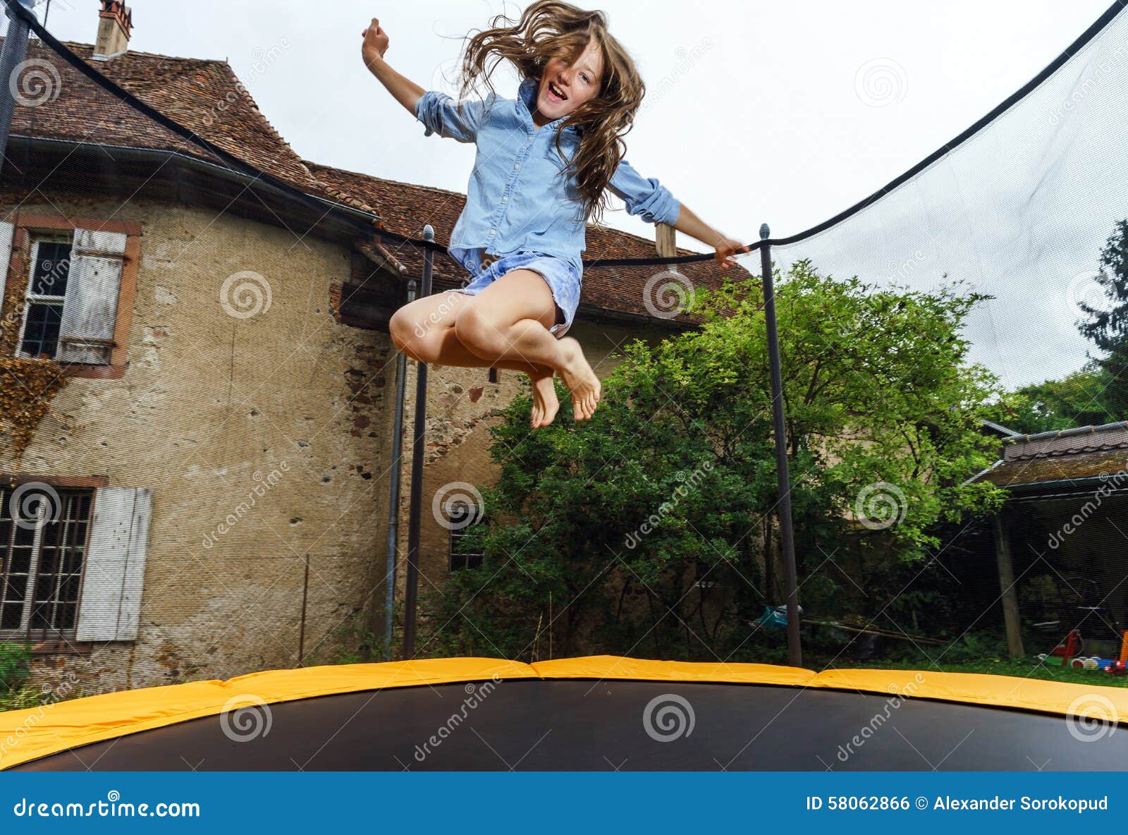 Leuke Tiener Die Op Trampoline Springen Stock Foto - Image of grappig ...