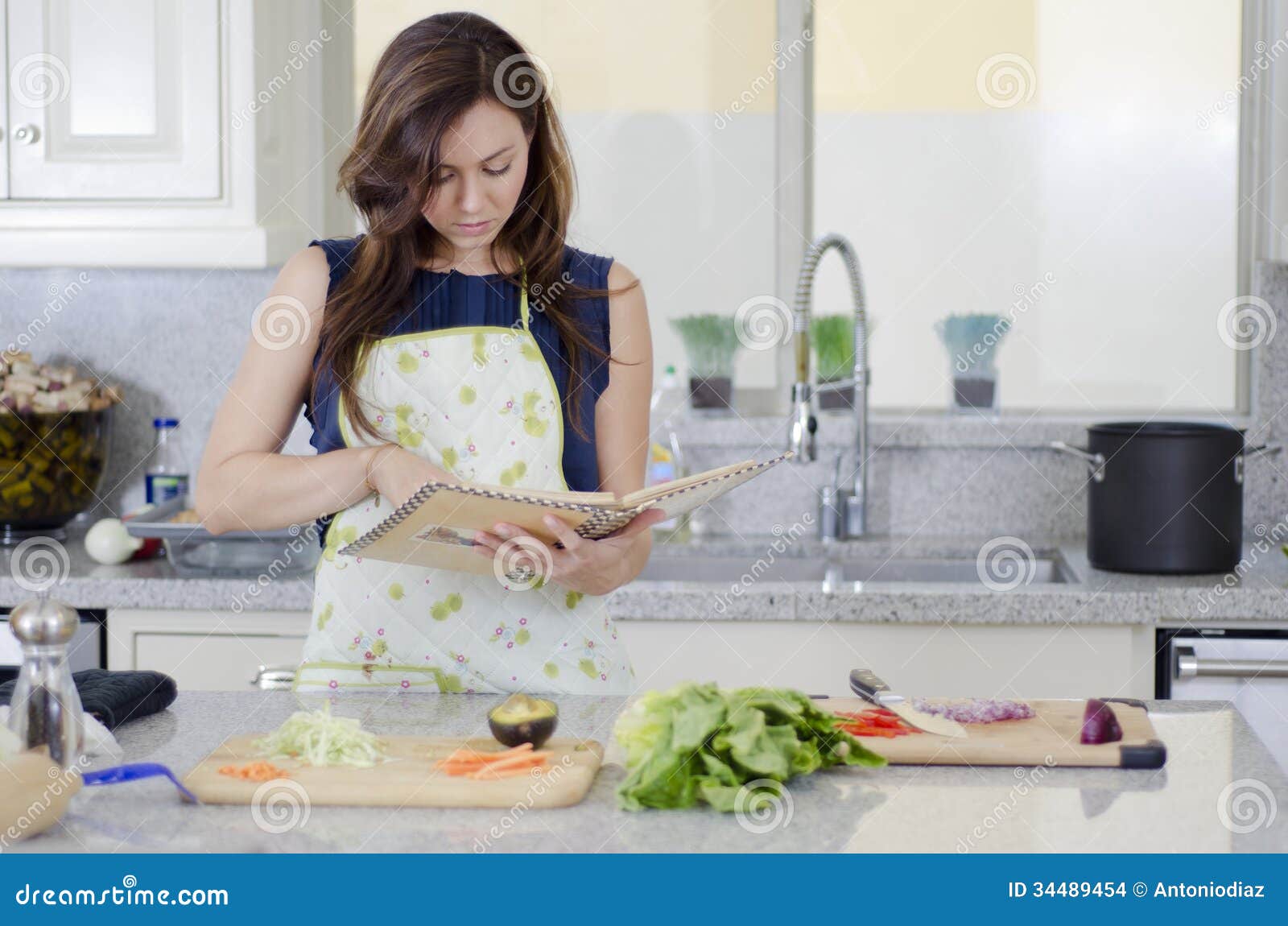 Leuke Vrouw Die Een Recept Koken Stock Foto - Image of maken, wijfje ...
