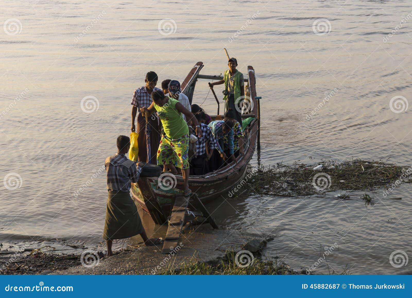 Leute auf dem Boot redaktionelles stockfotografie. Bild von asien ...