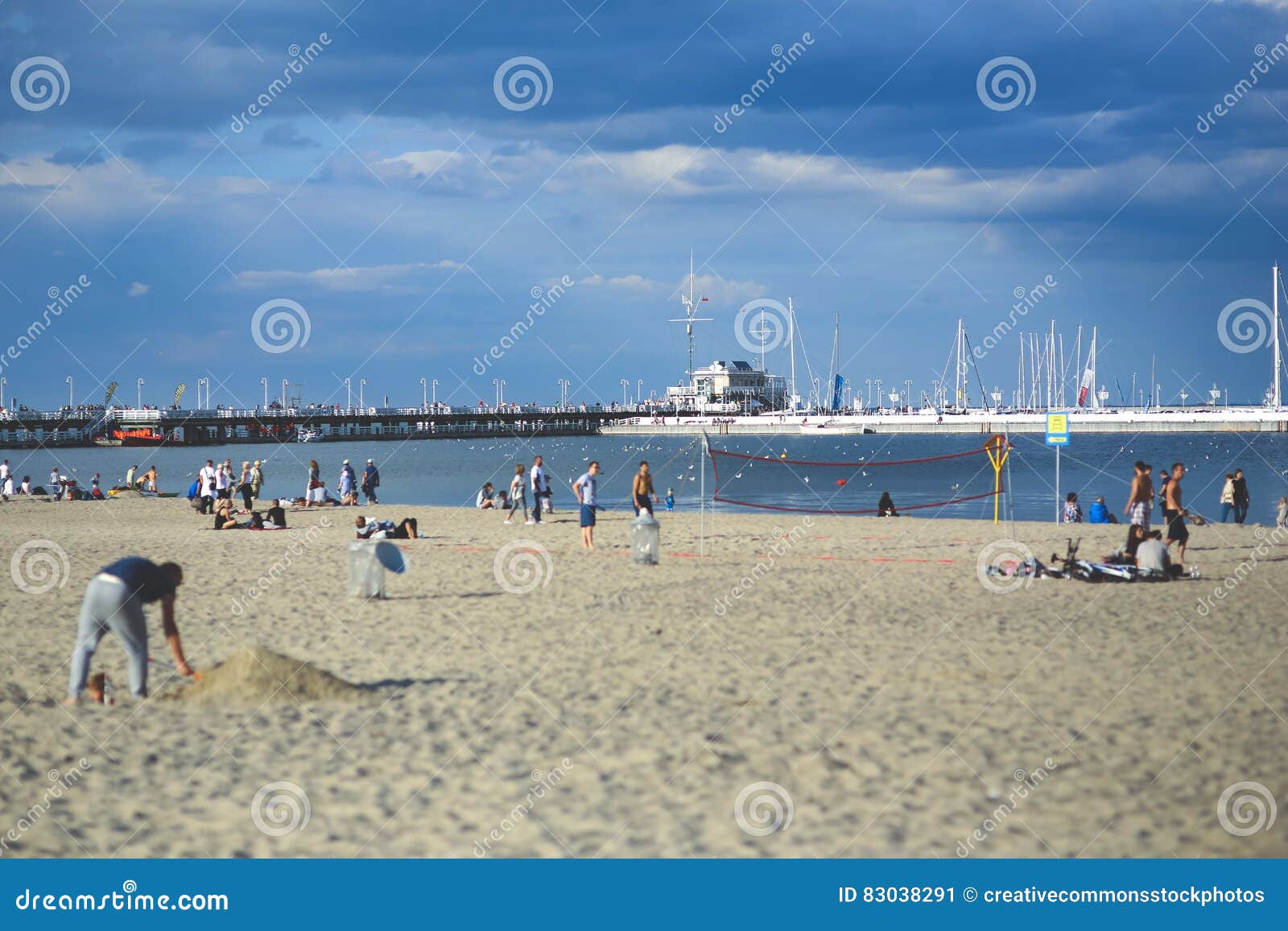 Menschen Auf Dem Strand. Pier&marina Bild. Bild: 83038291