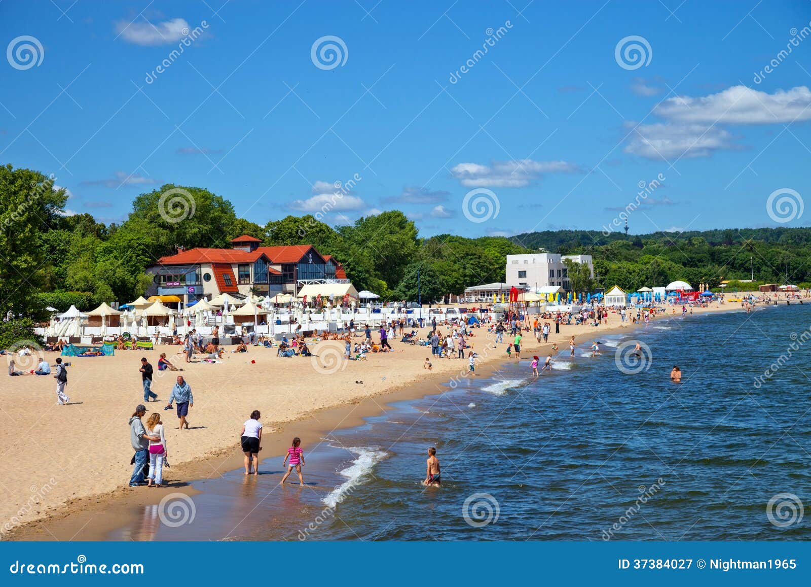 Leute Auf Dem Strand in Sopot, Polen. Redaktionelles Stockfotografie ...
