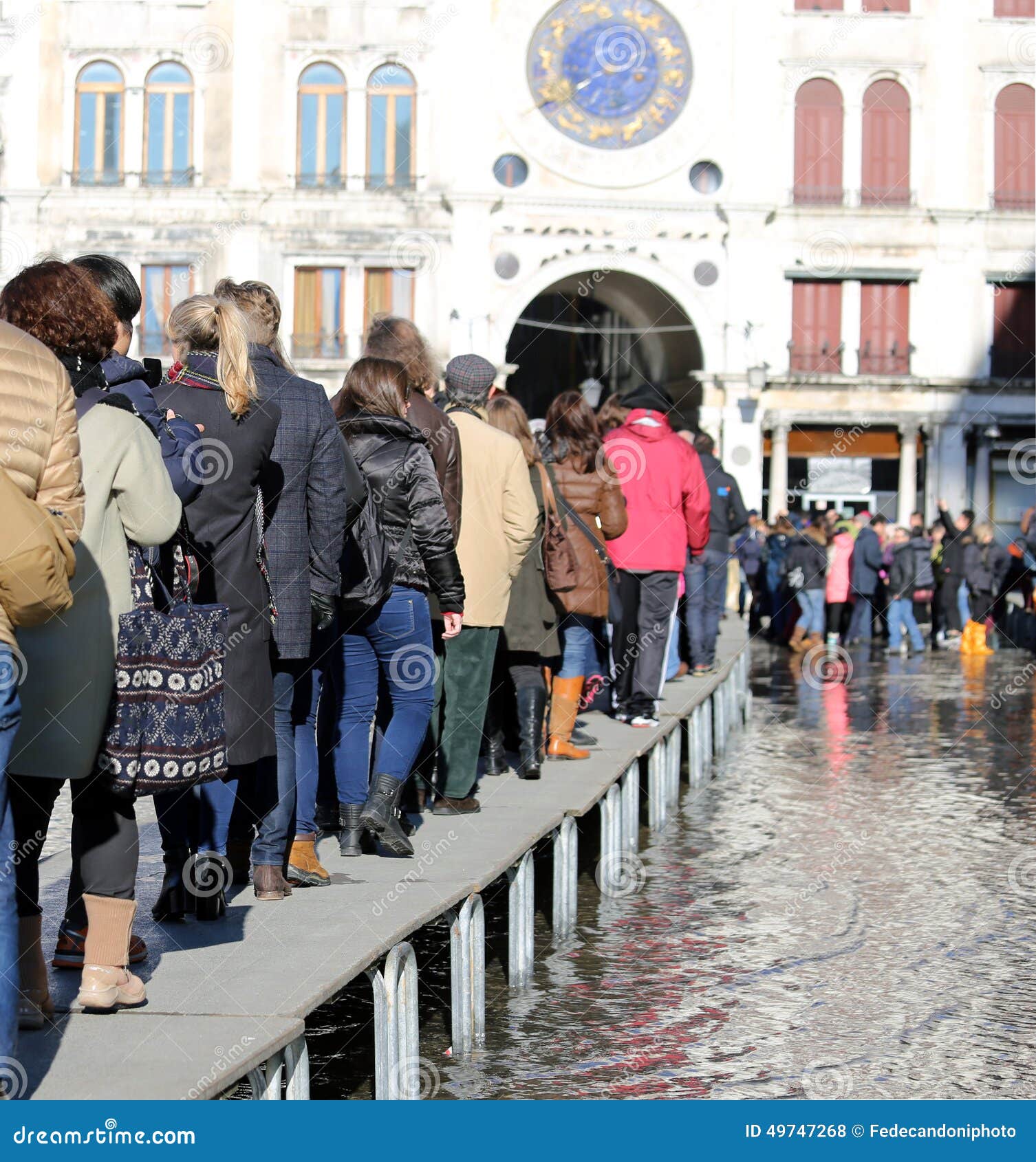 Leute, Die Auf Den Gehweg Gehen Redaktionelles Stockfoto - Bild von ...