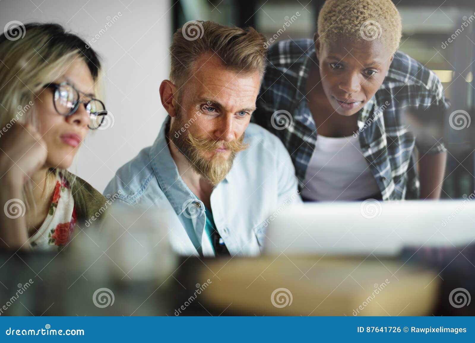 Leute, Die Brainstorming-Diskussions-Konzept Treffen Stockfoto - Bild ...