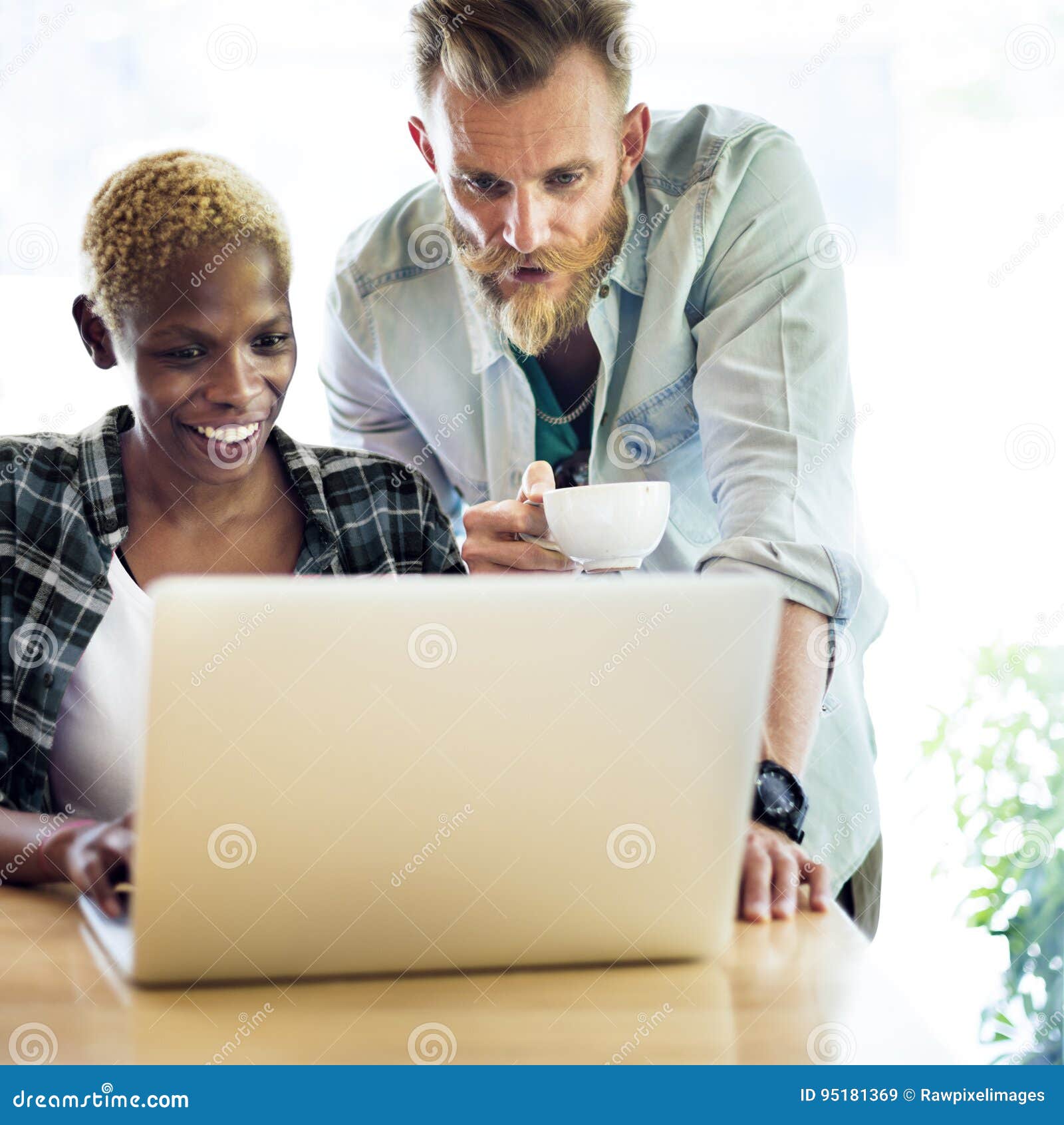 Leute, Die Brainstorming-Diskussions-Konzept Treffen Stockbild - Bild ...